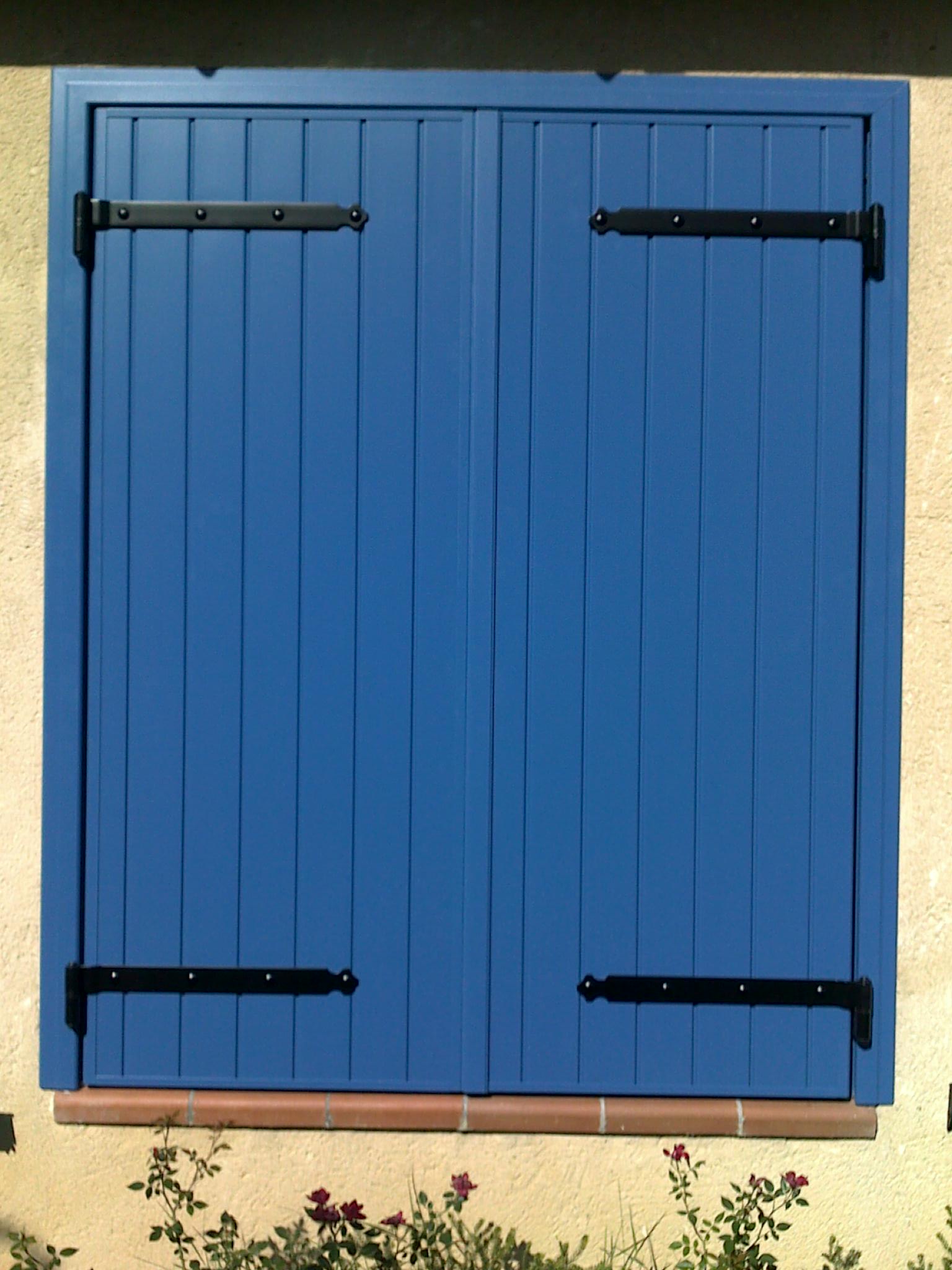 volets battants aluminium sur mesure bleus
