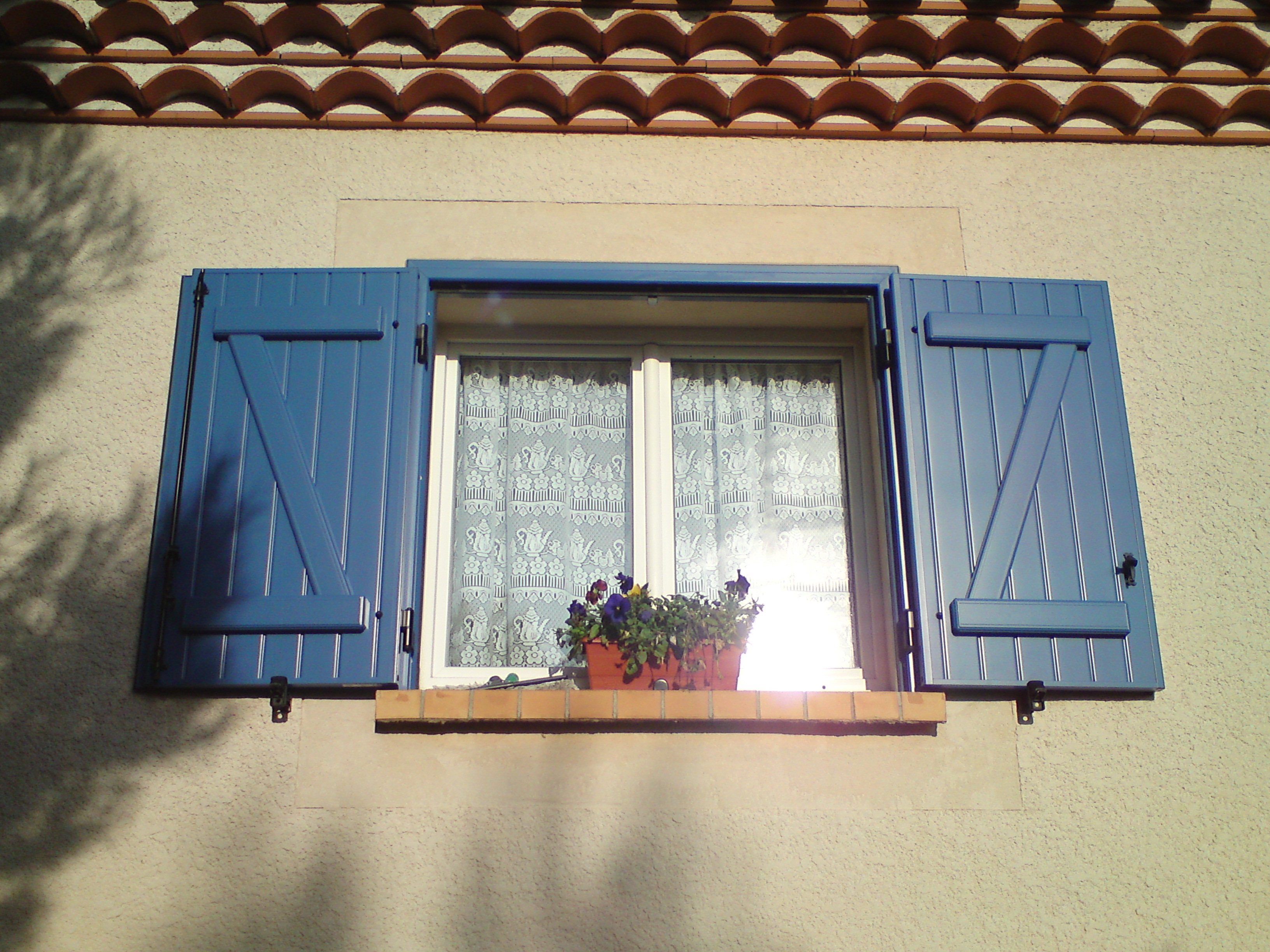 volets battants en aluminum bleus